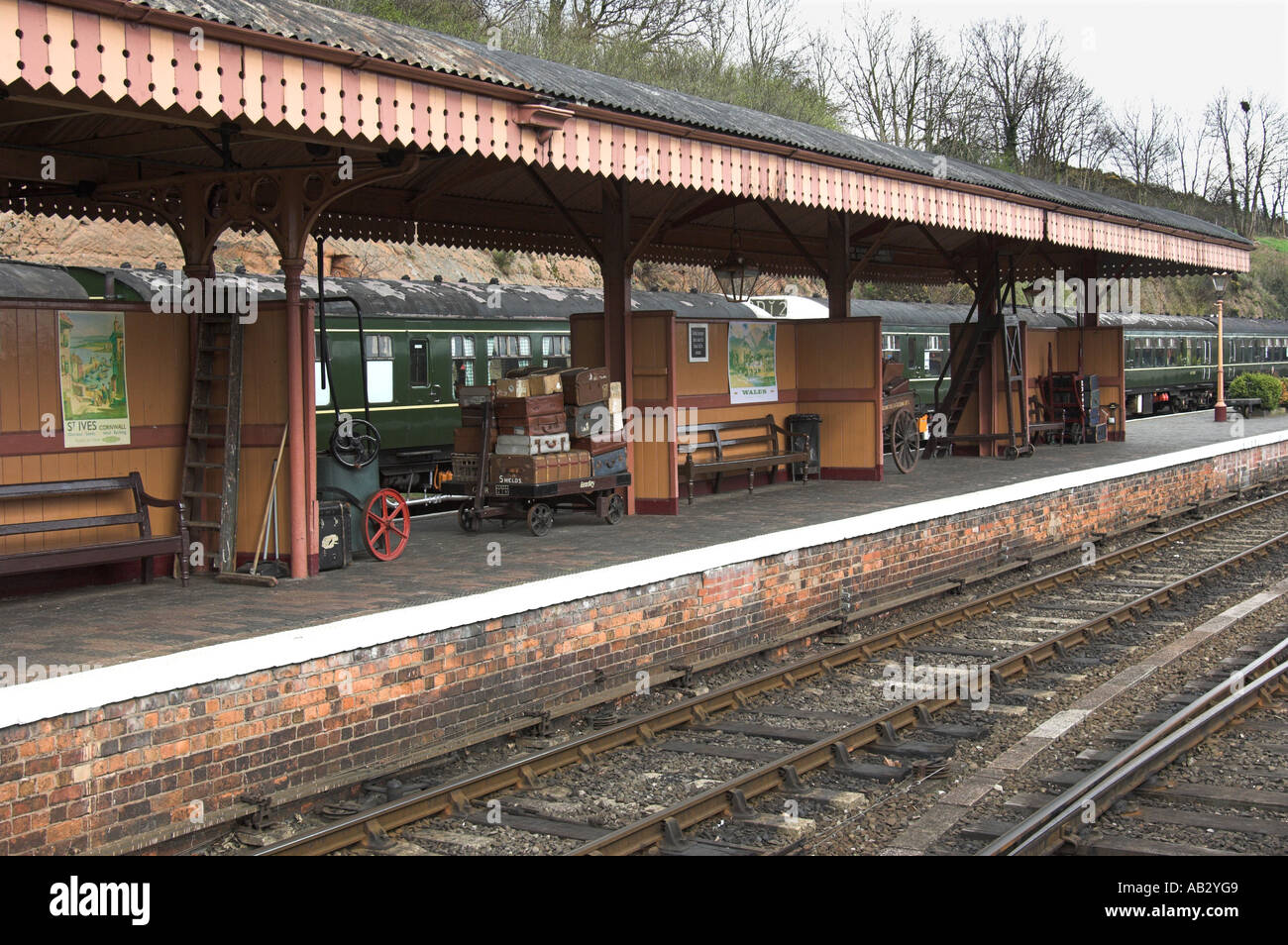 Railway station platform canopy High Resolution Stock Photography and ...
