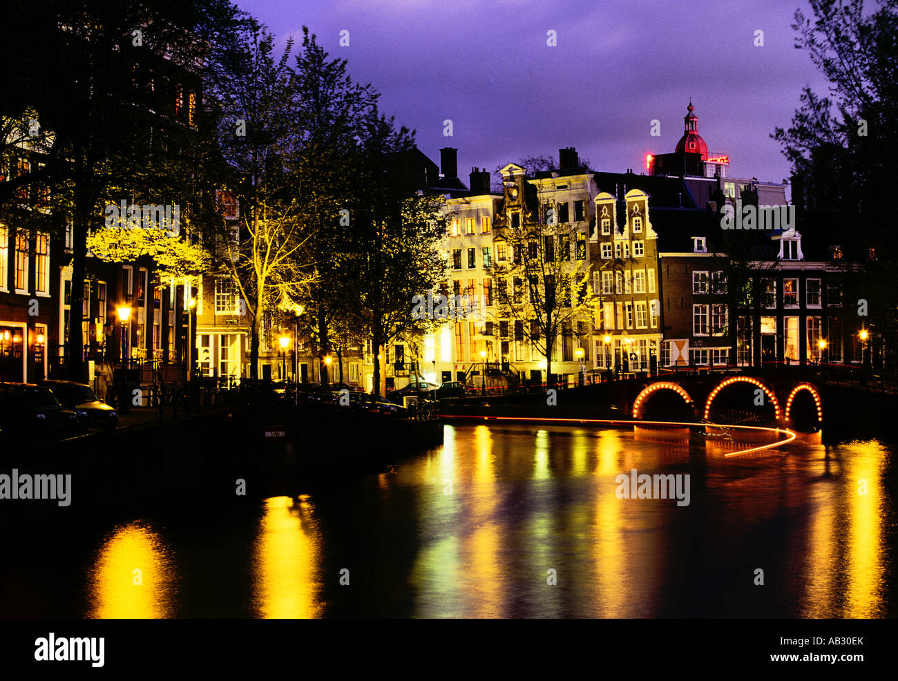 amsterdam canal at night holland Stock Photo - Alamy