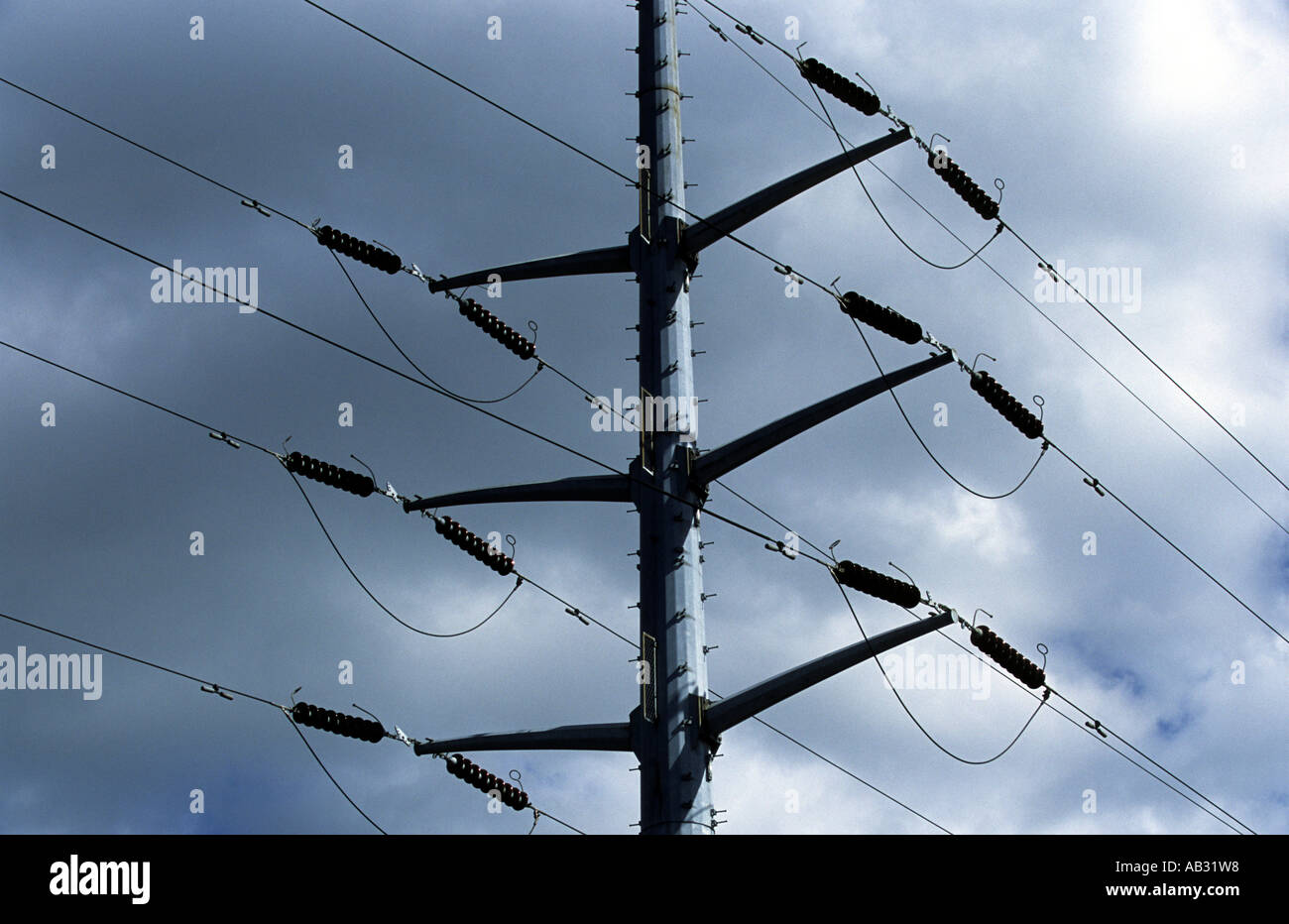 Overhead powerlines uk electricity hi-res stock photography and images ...