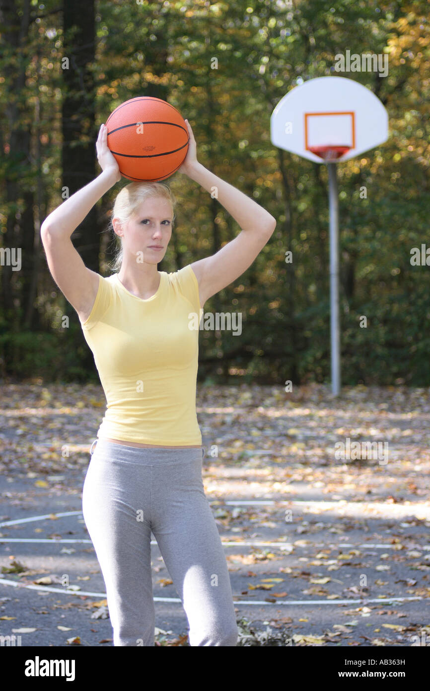 young woman playing basketball Stock Photo - Alamy