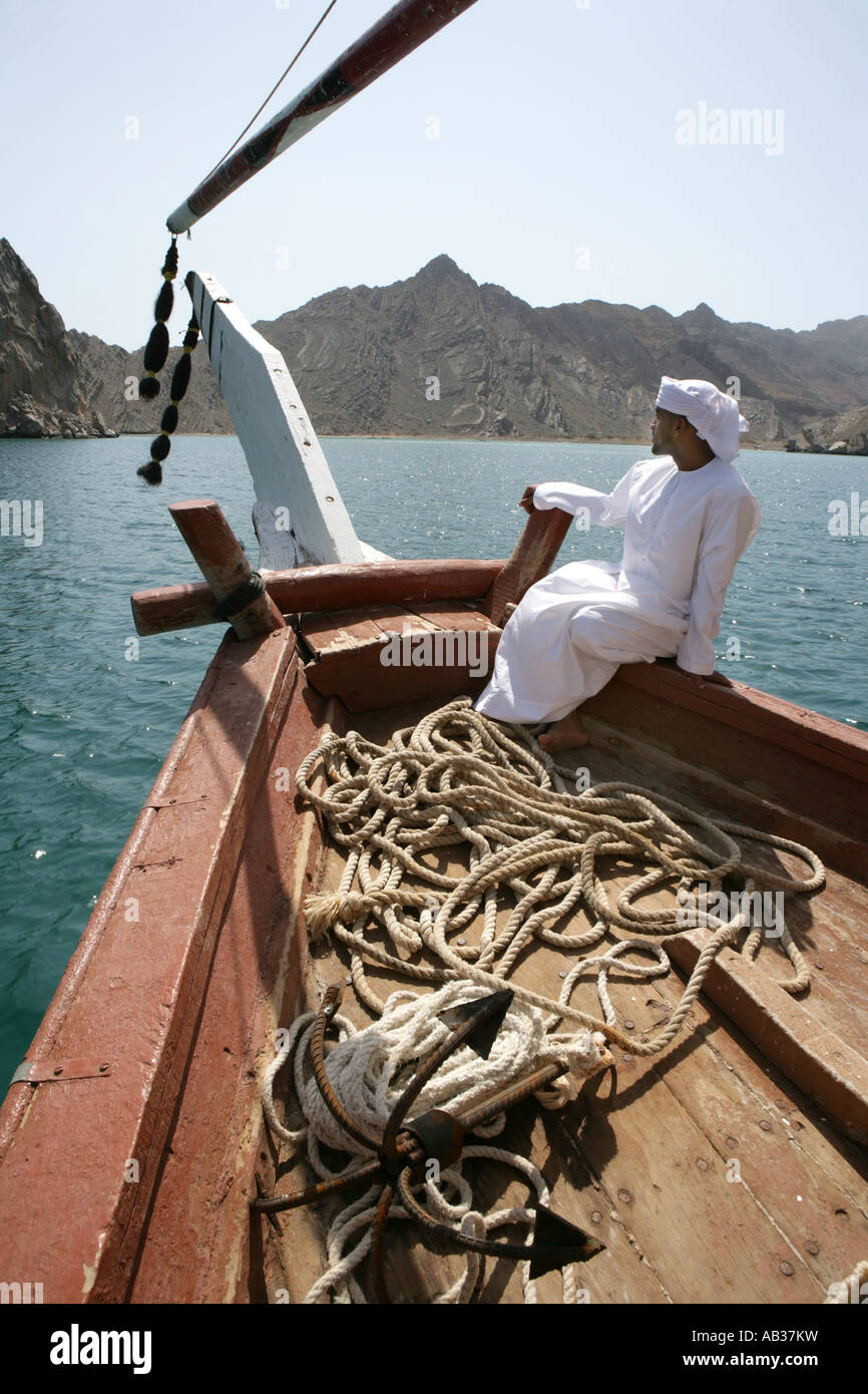 Oman traditional dress hi-res stock photography and images - Alamy