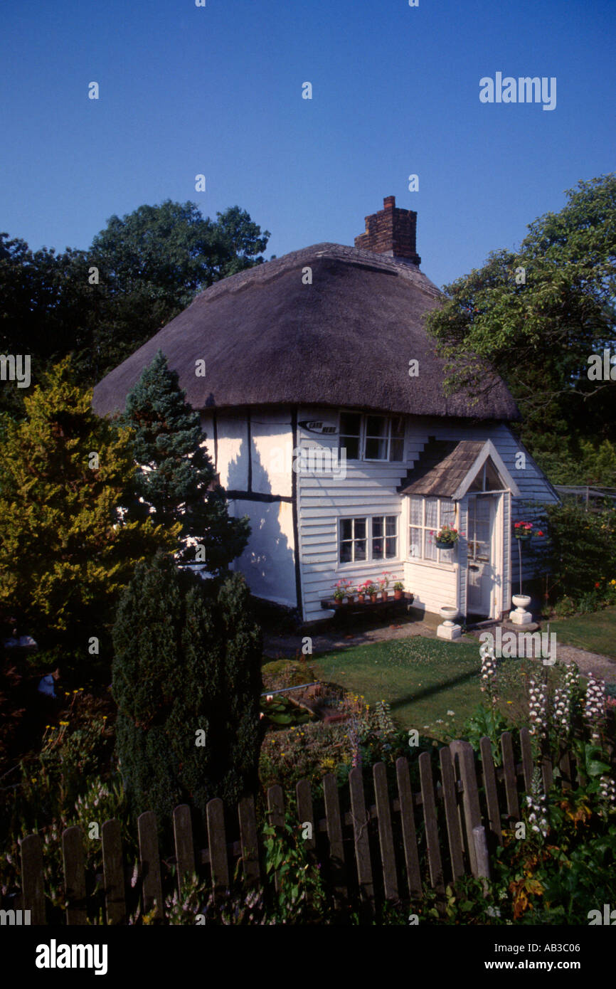 Traditional thatched cottage sussex uk hi-res stock photography and ...