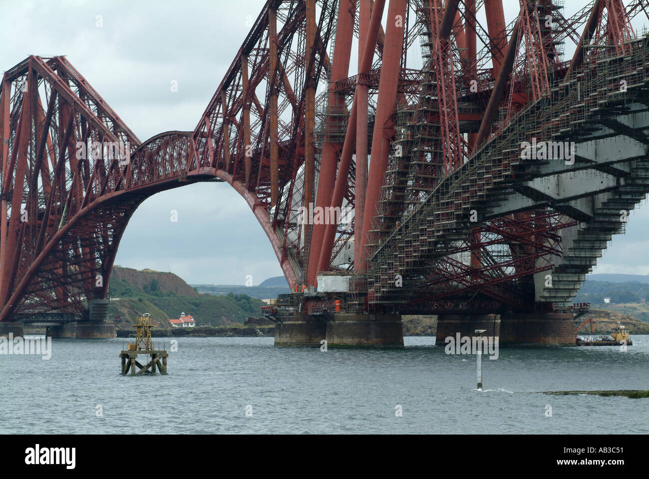Forth bridge painting hi-res stock photography and images - Alamy