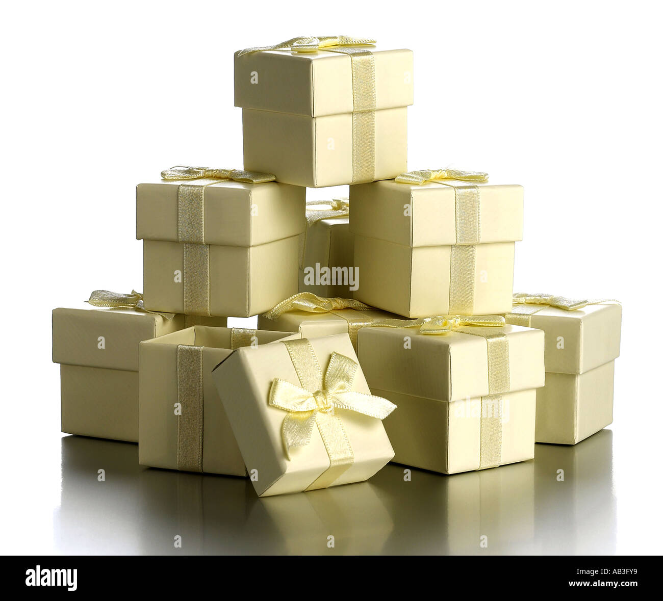 Cream satin bows hi-res stock photography and images - Alamy
