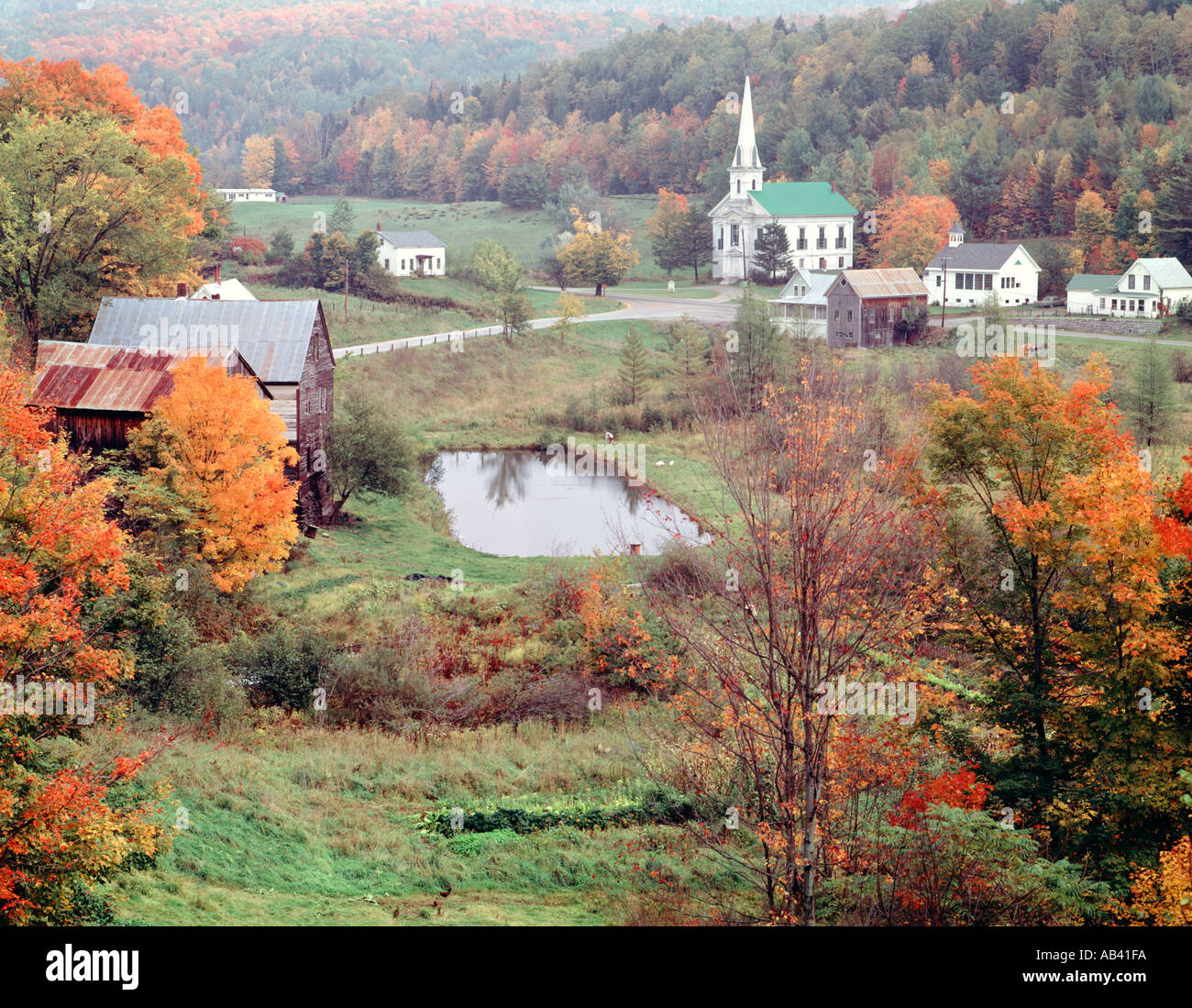 Fall roads and barns hi-res stock photography and images - Alamy