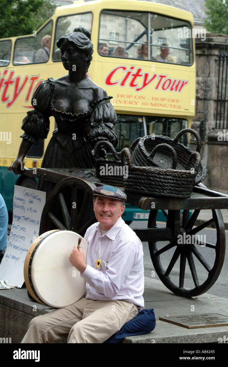 Busker dublin statue hi-res stock photography and images - Alamy