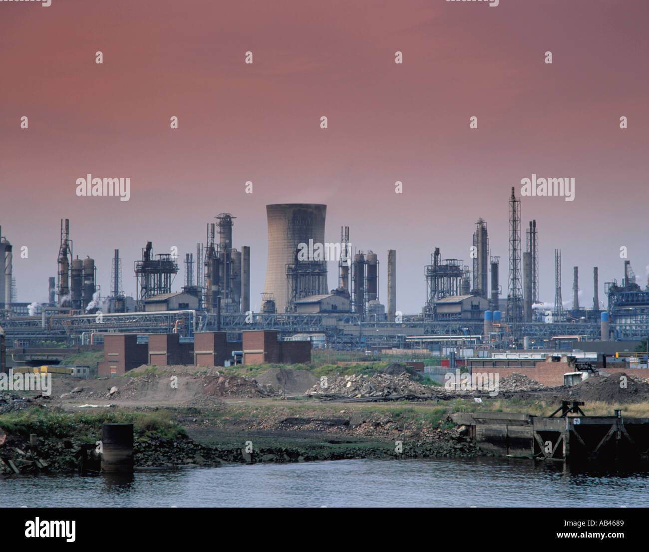 Fractionating tower hi-res stock photography and images - Alamy