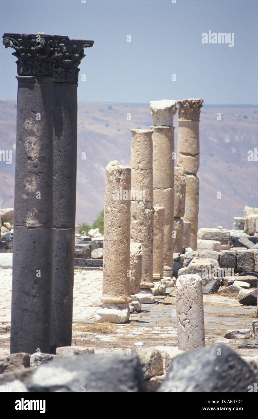 pillars umm qais north jordan Stock Photo - Alamy