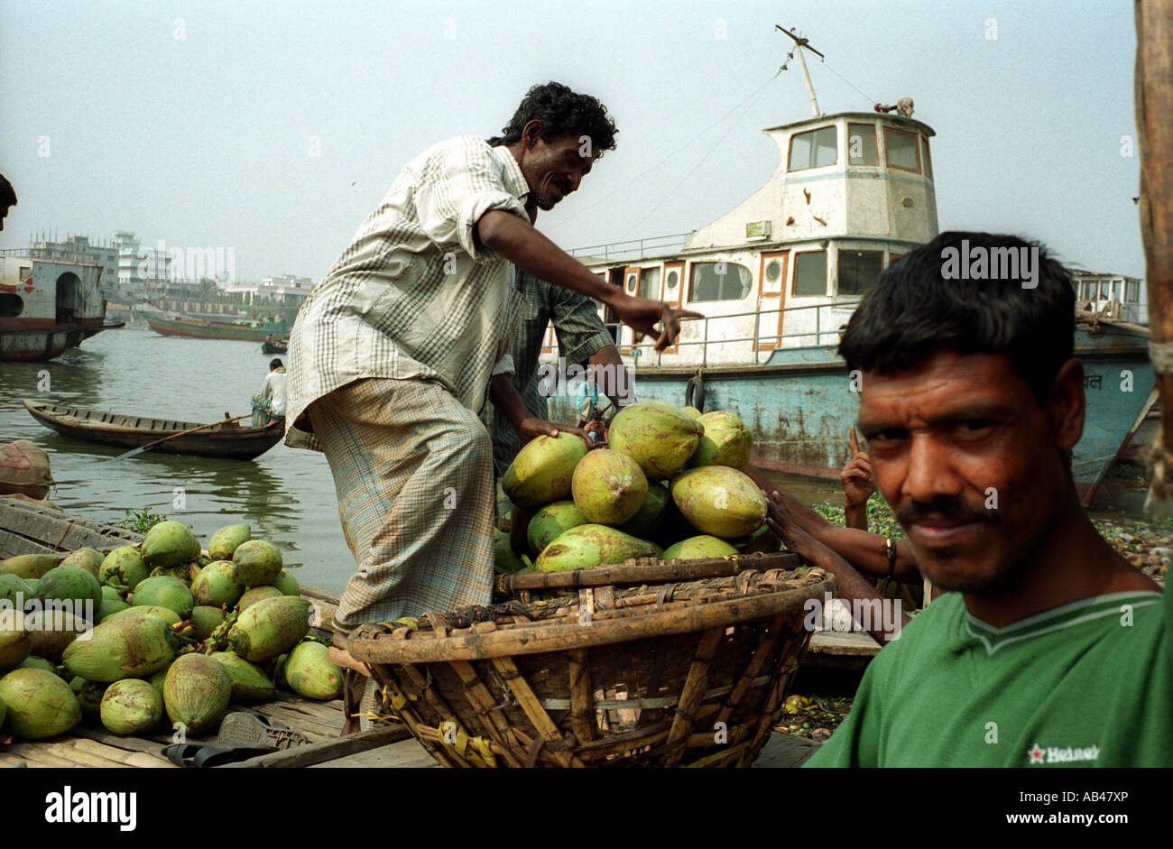 Bangladesh Buriganga River traders Stock Photo - Alamy