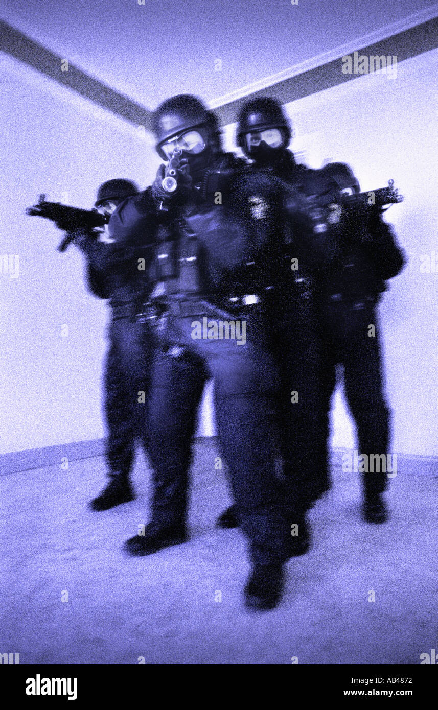Police policeman policemen swat team hi-res stock photography and ...