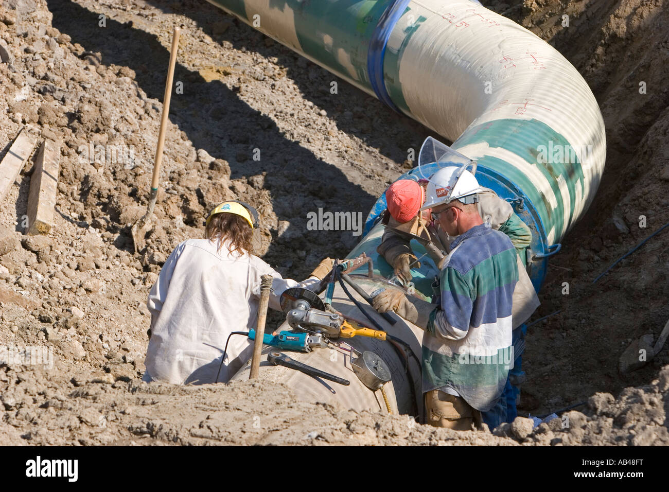 Grand Rapids Michigan Workers build a natural gas pipeline for DTE ...