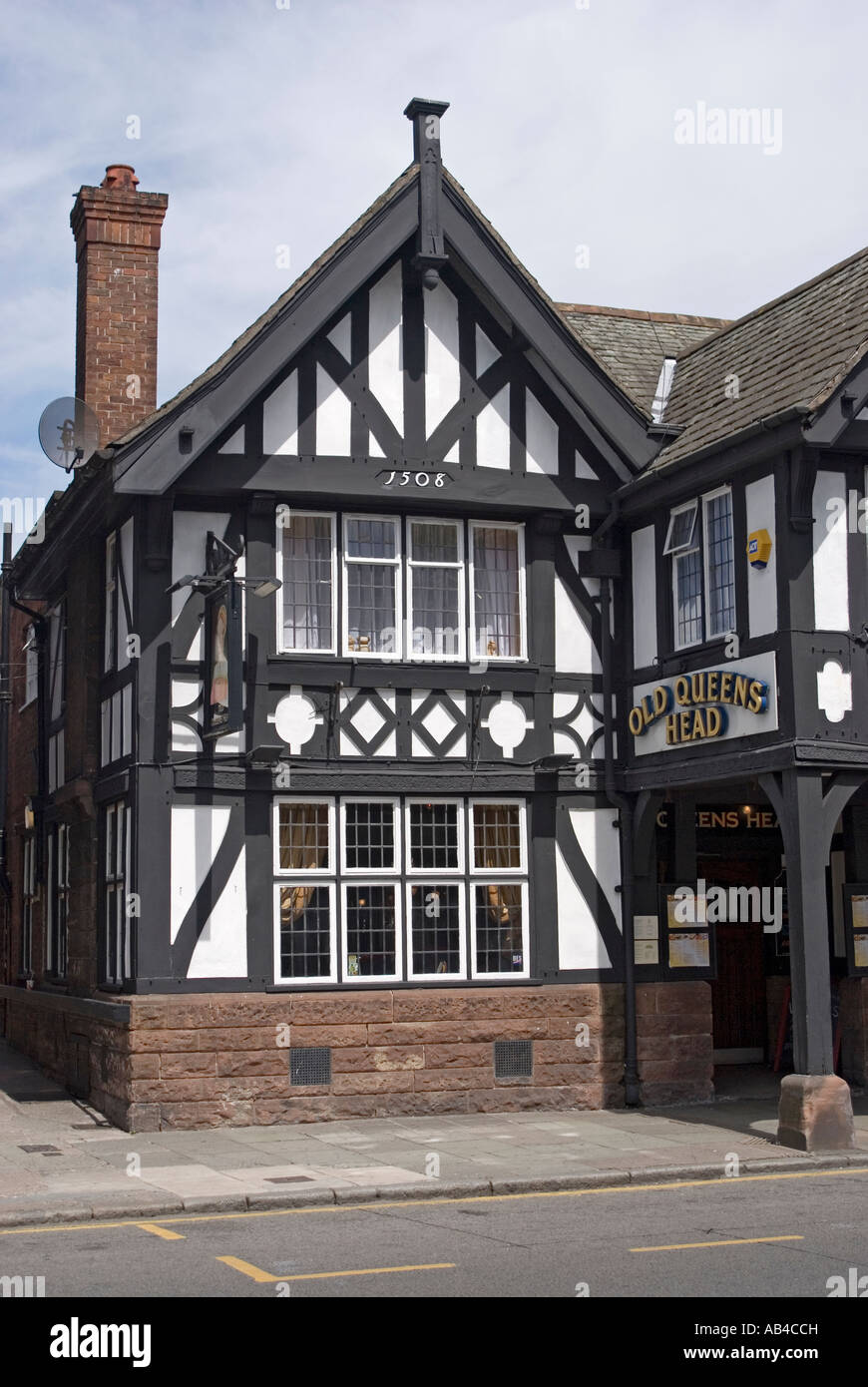 The black and white half timbered Tudor public house The Queens head on ...