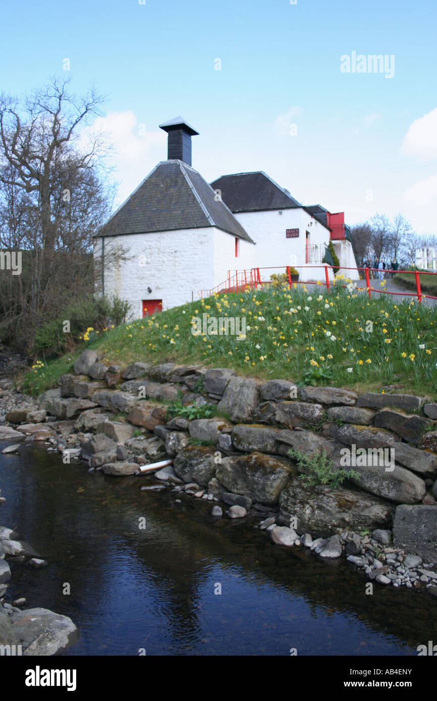 Scotland distillery exterior stream hi-res stock photography and images ...