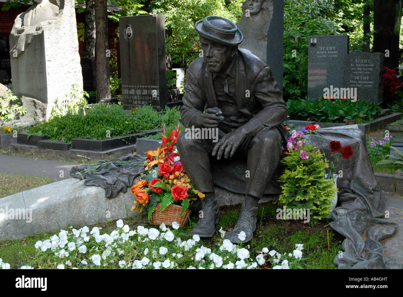 Grave of circus clown Yuri Nikulin, Novodevichy Cemetery, Moscow Stock ...