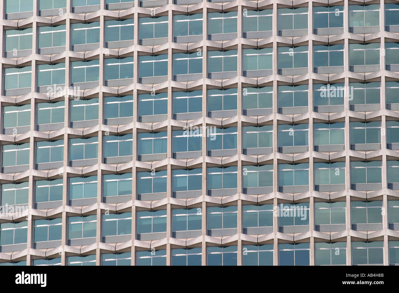 Windows sky scraper tower squares hi-res stock photography and images ...
