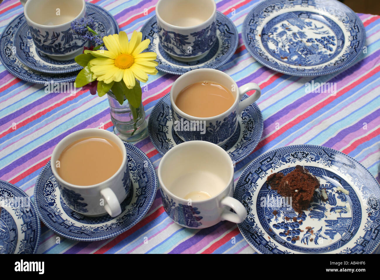 Tea cups and saucers hi-res stock photography and images - Alamy