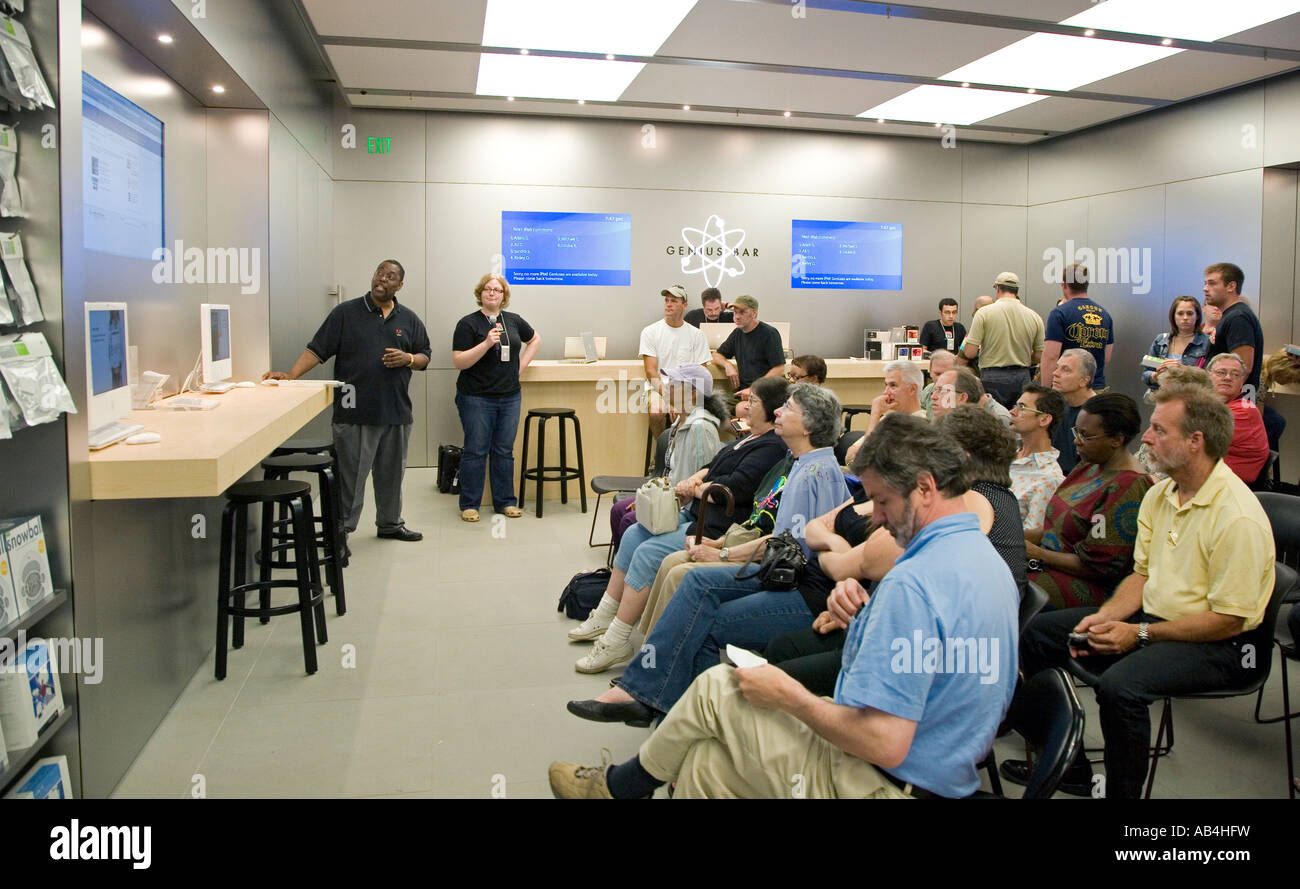 Apple Computer Store Stock Photo - Alamy