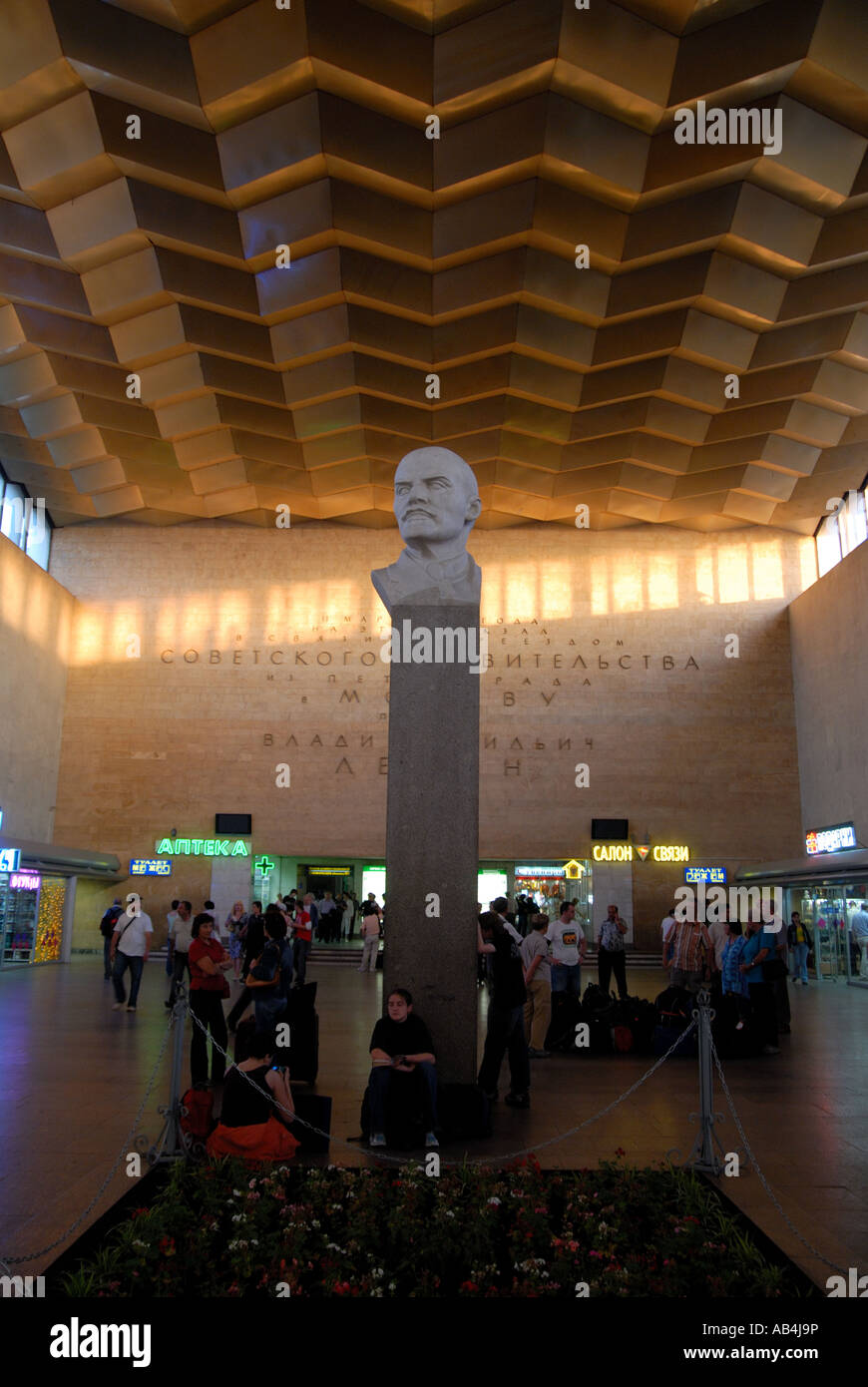 Bust of Lenin in Moscow's Leningrad Station Stock Photo - Alamy
