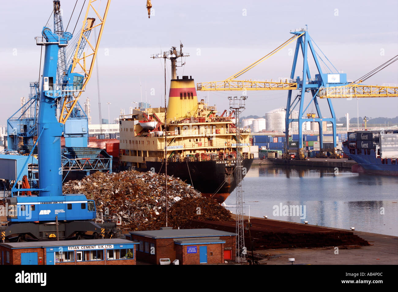 Barge docking station hi-res stock photography and images - Alamy