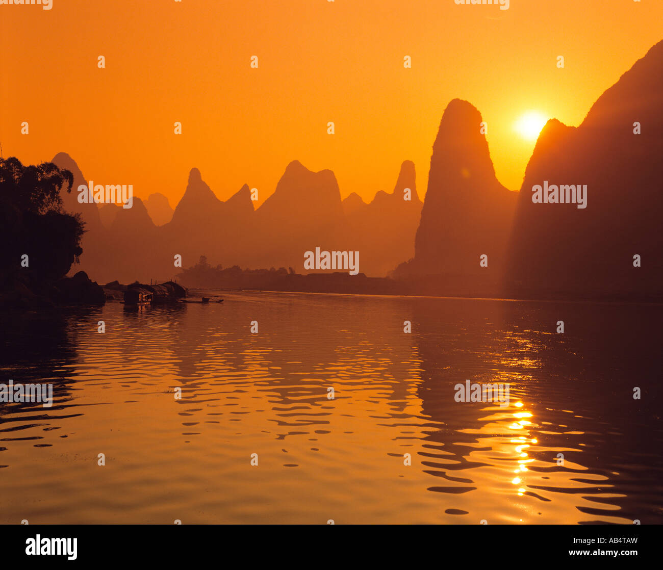 Guilin, Li River At Sunrise Stock Photo - Alamy