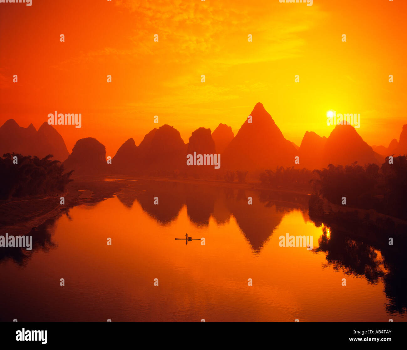 Guilin, Li River At Sunrise Stock Photo - Alamy