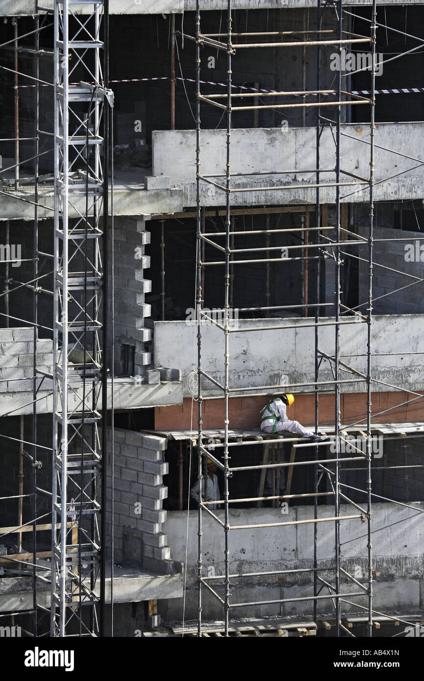 worker on scaffolding, Dubai Stock Photo - Alamy