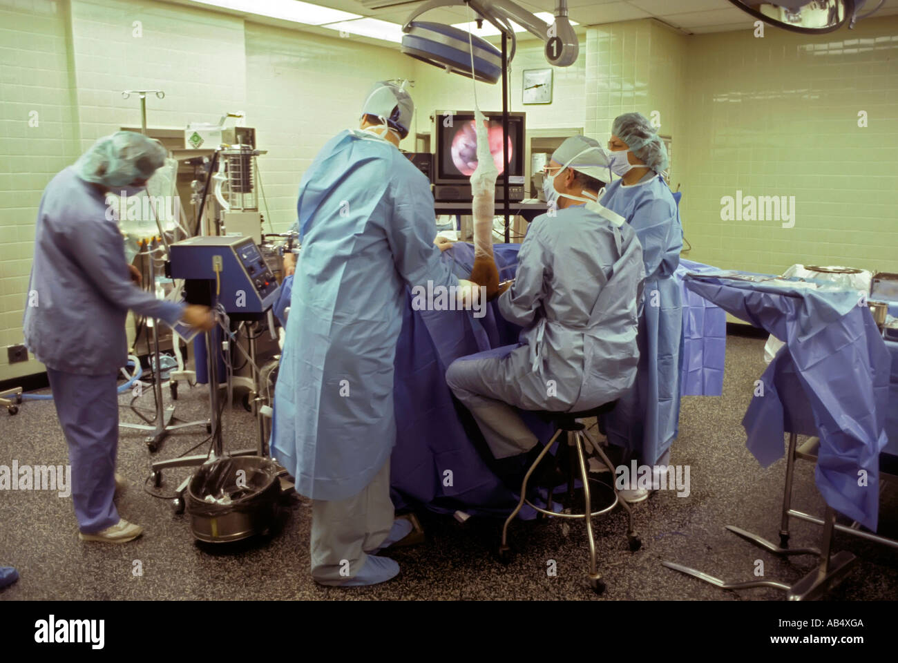 Surgeon performs surgery hi-res stock photography and images - Alamy