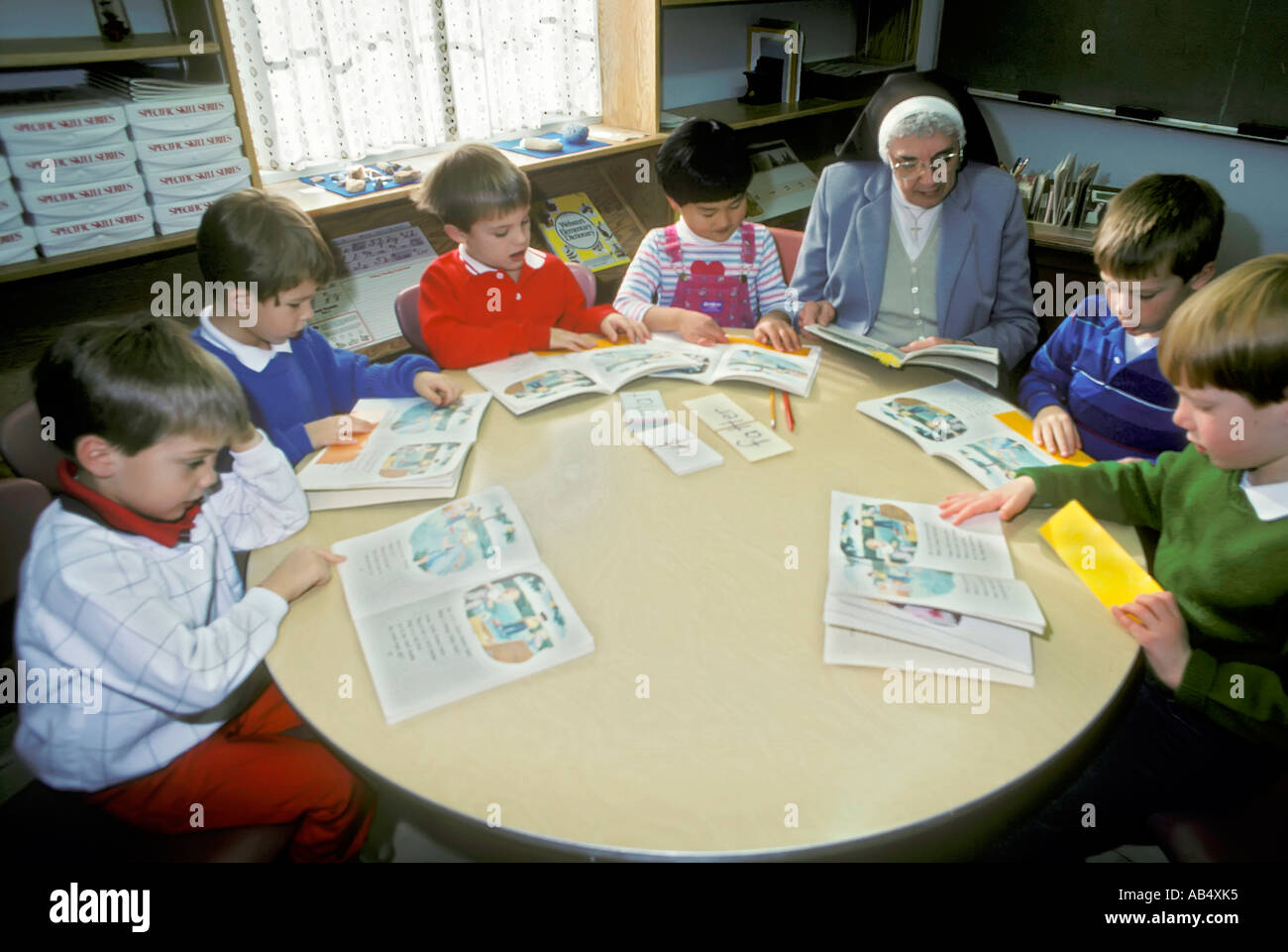 Catholic school nun teaches students in a reading class Stock Photo - Alamy