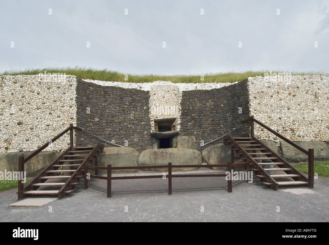 Tomb entrance hi-res stock photography and images - Alamy