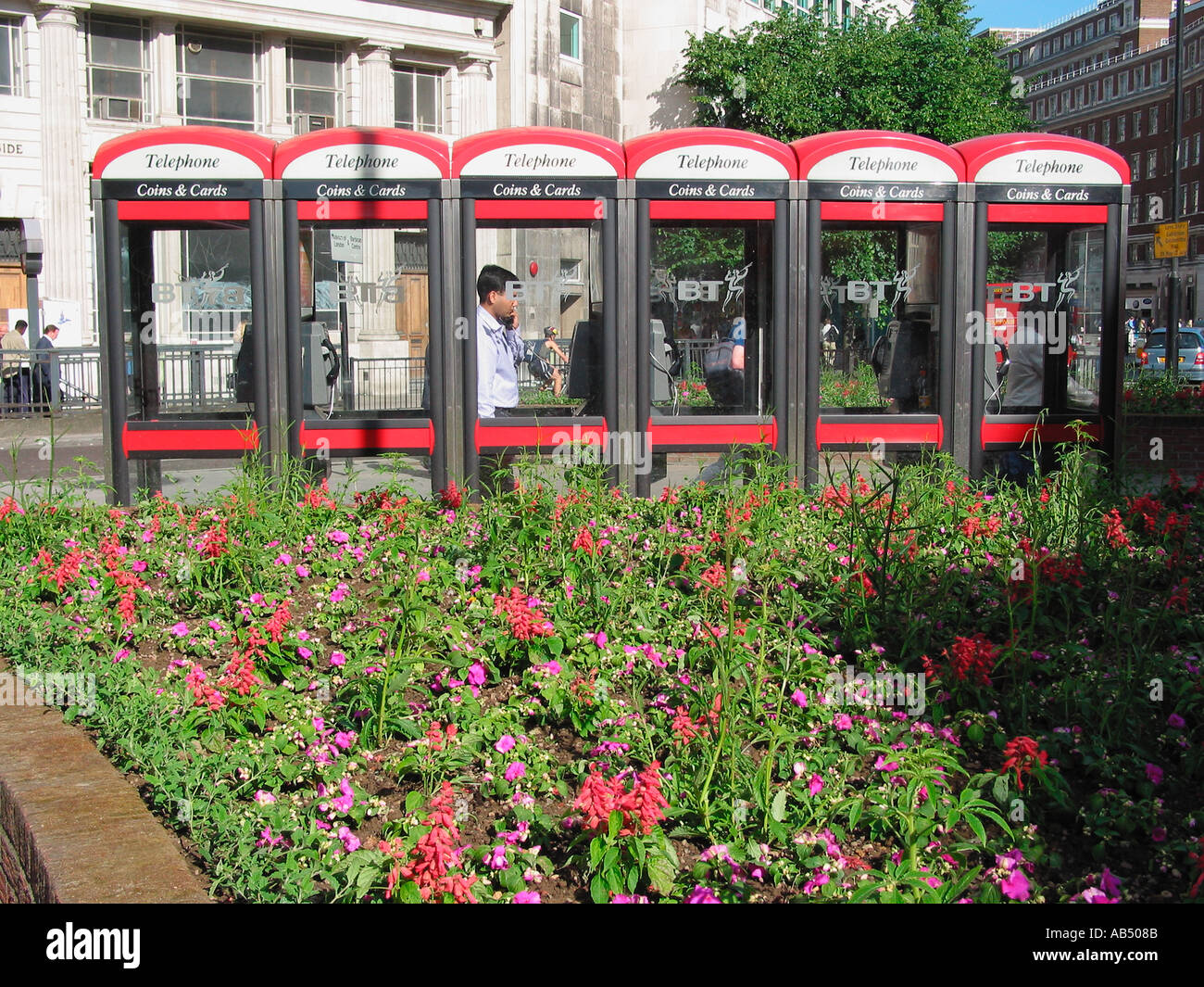 6 red telephone boxes hi-res stock photography and images - Alamy