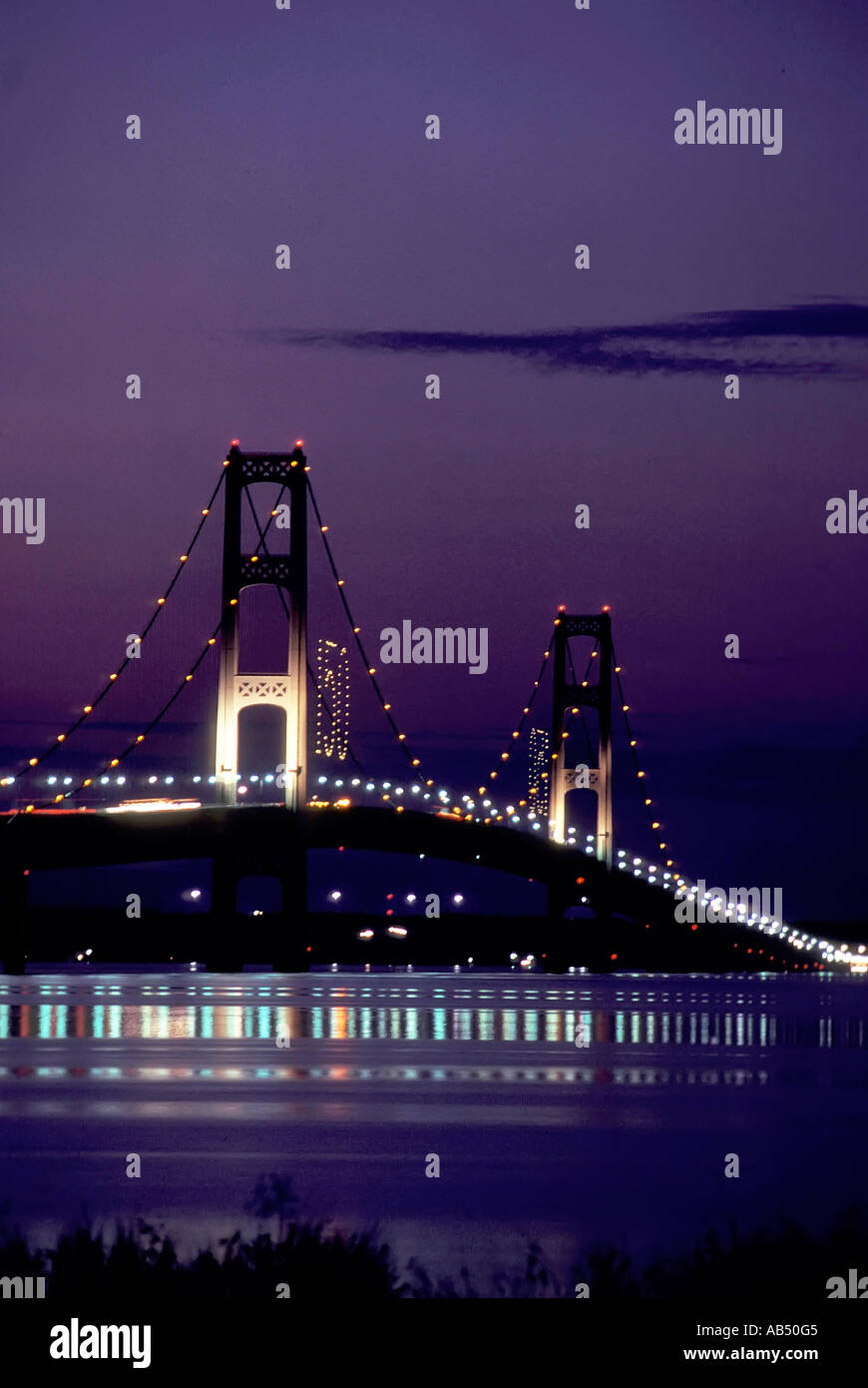Night time images of the Mackinaw Bridge connect Michigan Upper ...
