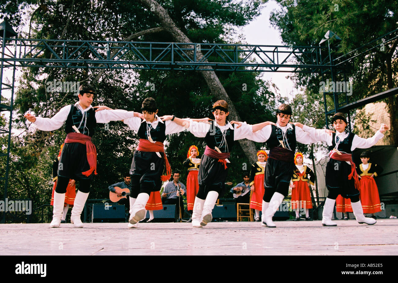 Group cretan dancers hi-res stock photography and images - Alamy