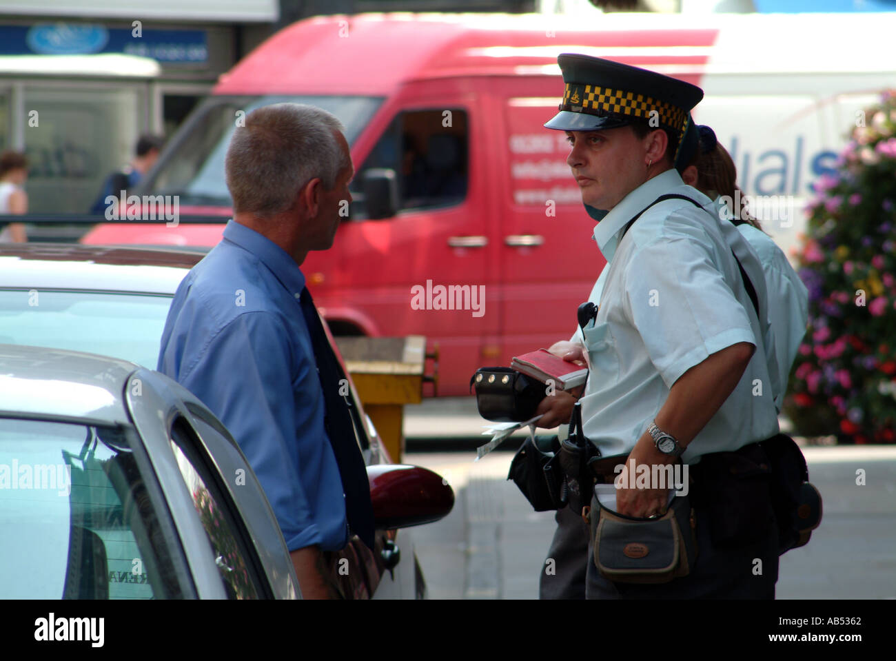 Police officer talking to motorist hi-res stock photography and images ...