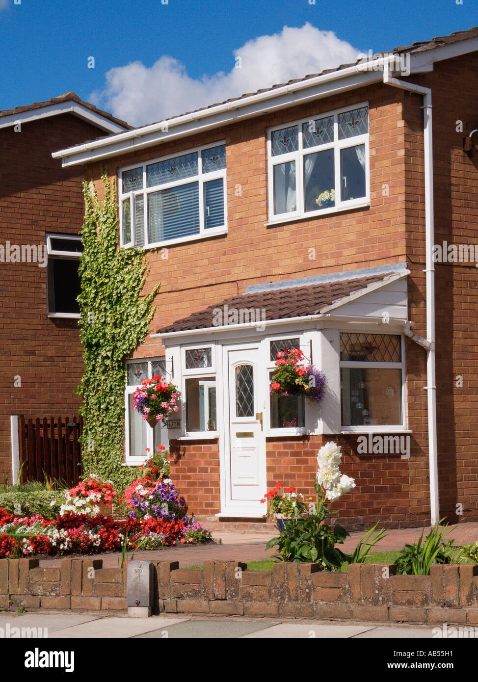 Detached House Uk Garden High Resolution Stock Photography and Images ...