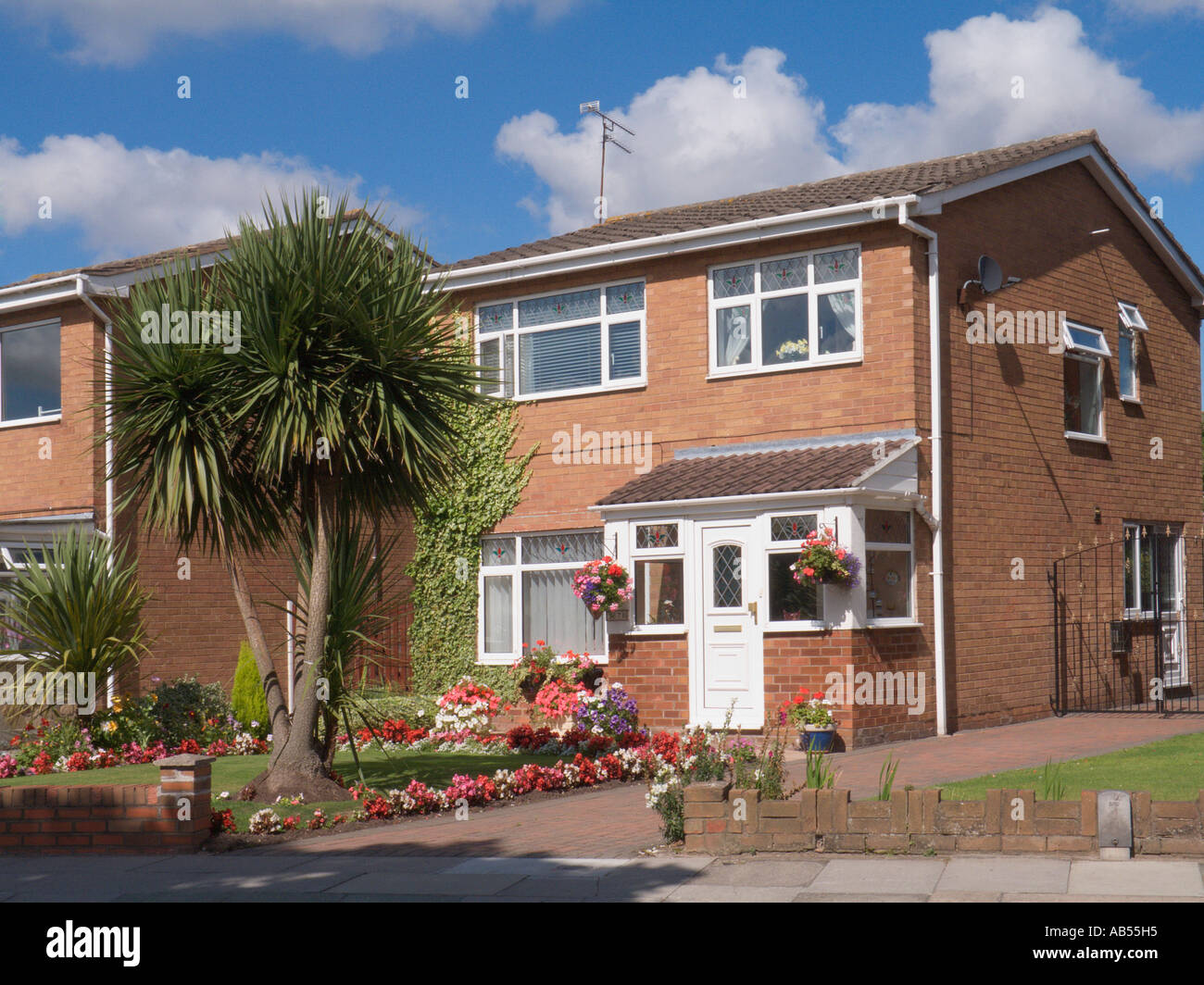 Detached House Uk Garden High Resolution Stock Photography and Images ...