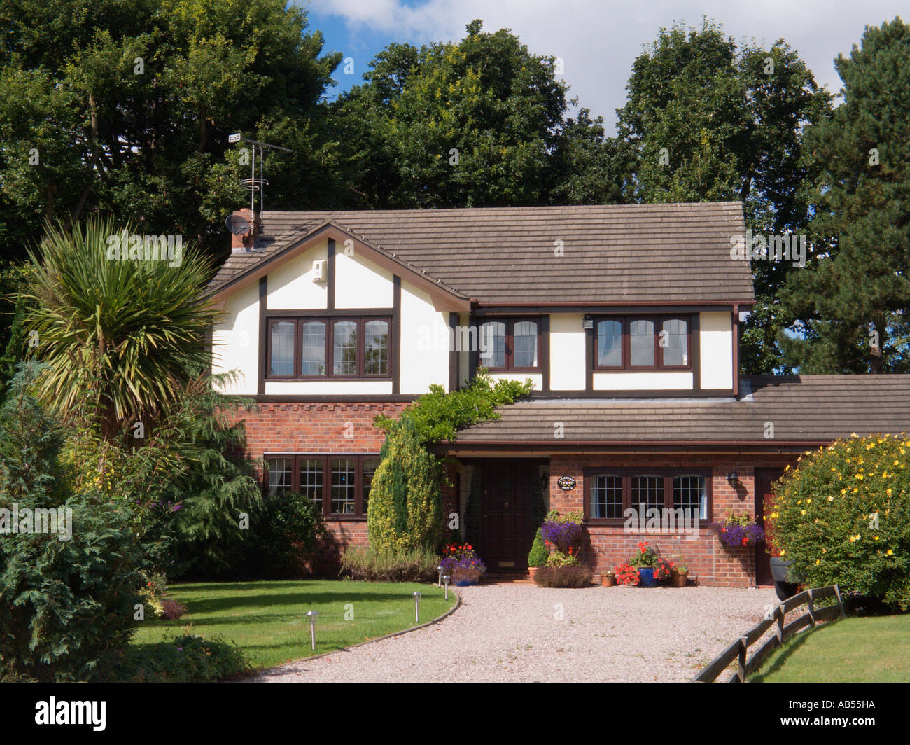 Detached House Uk Garden High Resolution Stock Photography and Images ...
