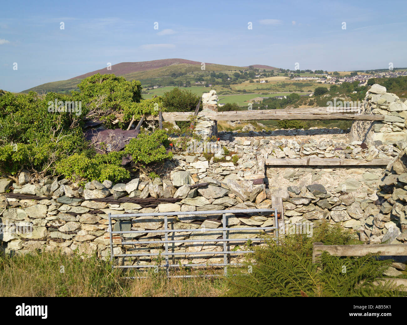 Derelict building countryside hi-res stock photography and images - Alamy