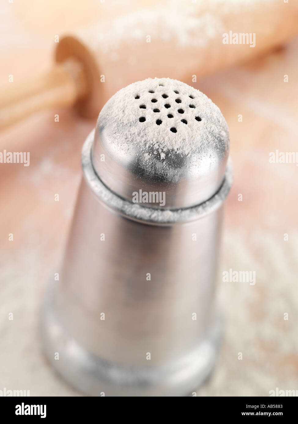 Flour shaker hi-res stock photography and images - Alamy