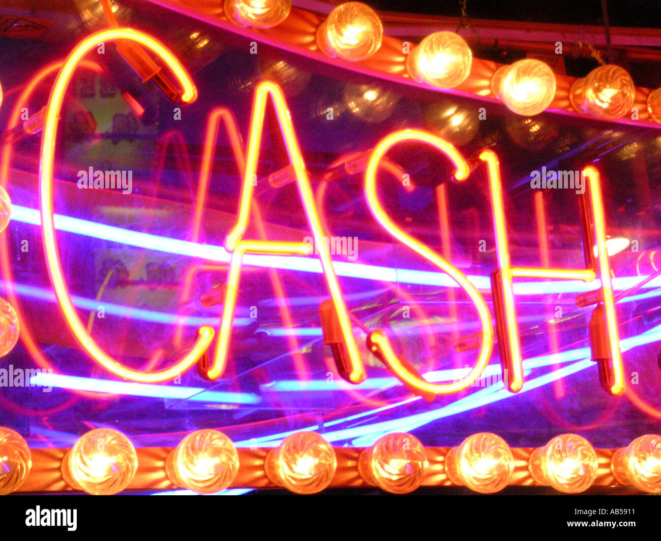 "cash" neon sign Stock Photo - Alamy