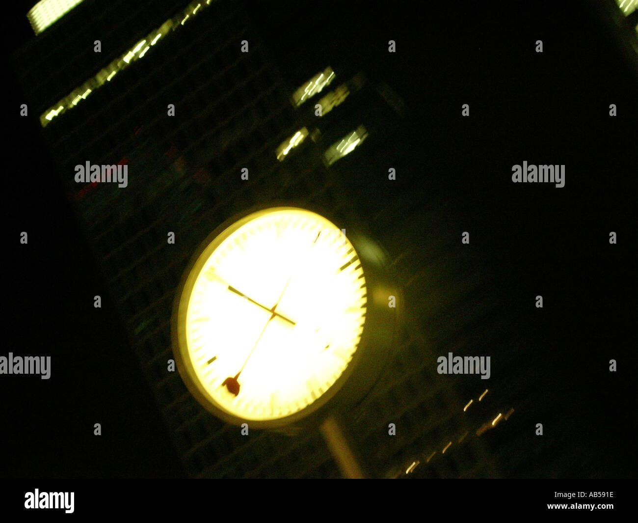 Clock night canary wharf hi-res stock photography and images - Alamy