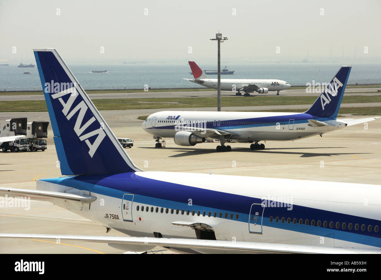 Japan tokyo airport japan airlines hi-res stock photography and images ...