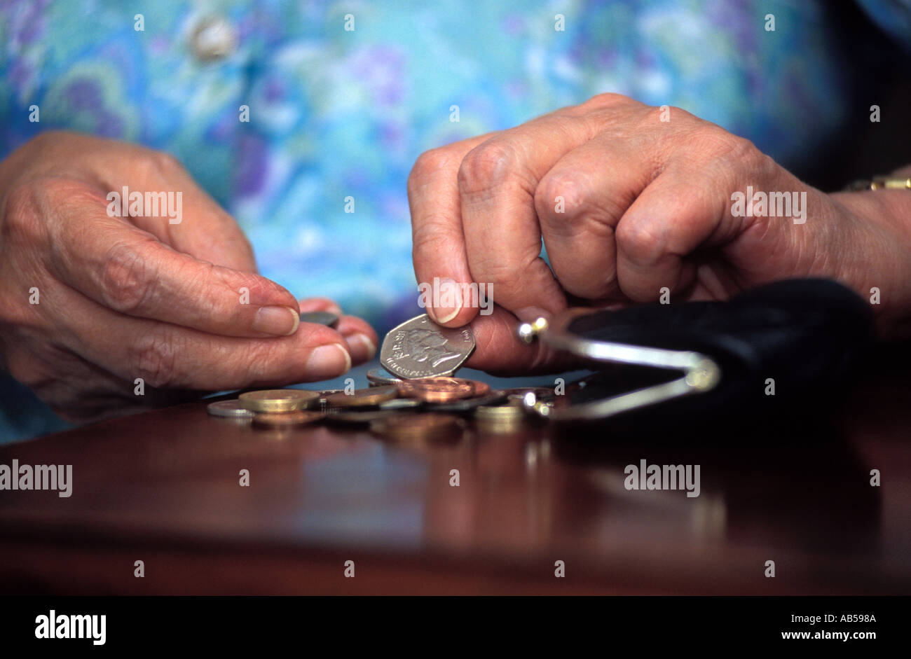 Counting money uk hi-res stock photography and images - Alamy