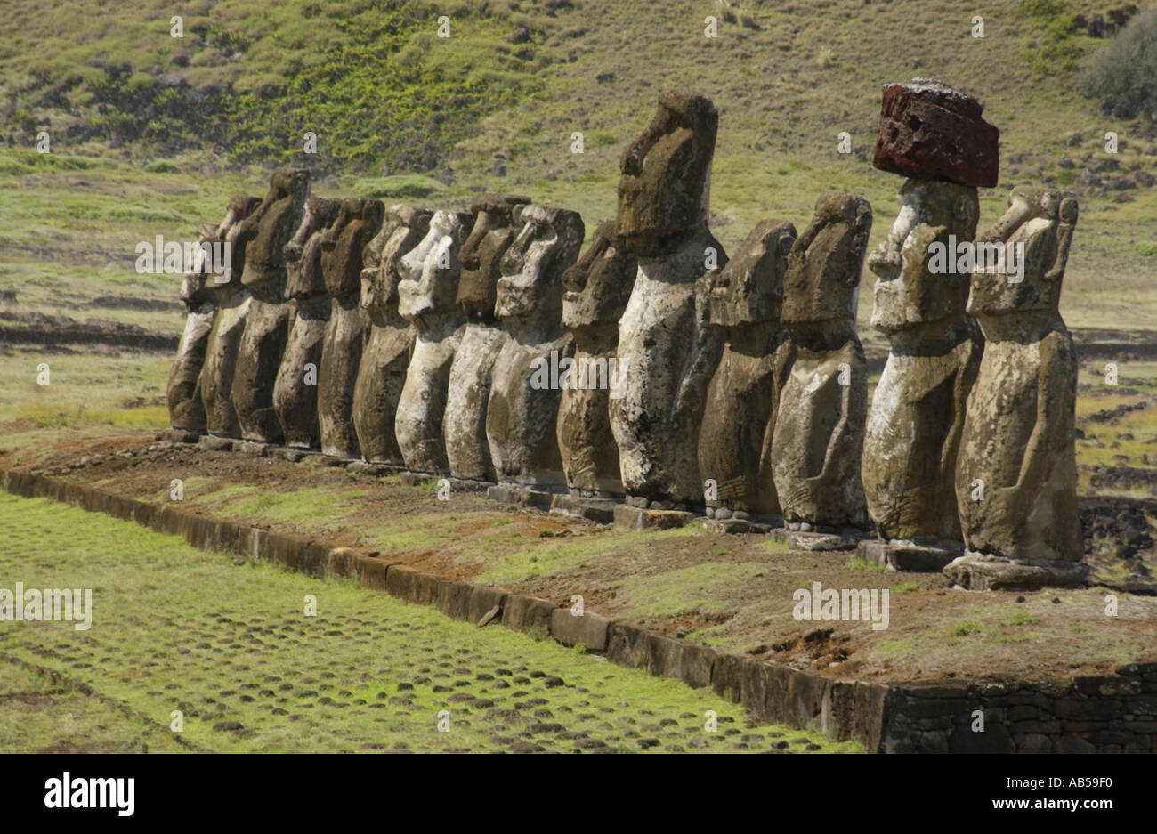 Easter island sculpture hi-res stock photography and images - Alamy