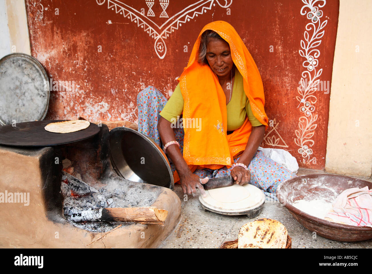 Indian woman making chapatis hi-res stock photography and images - Alamy