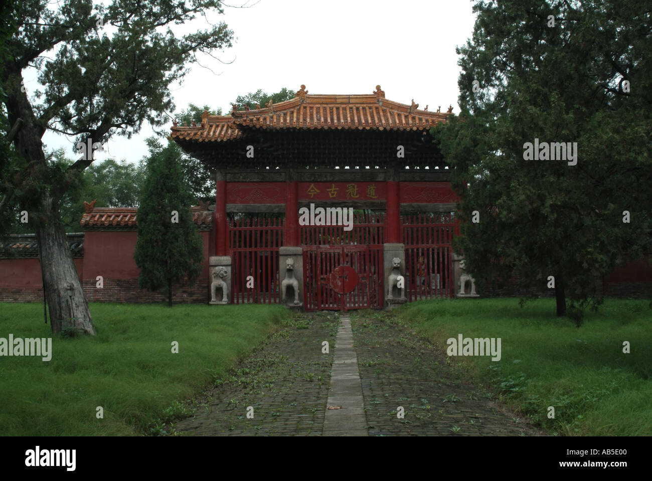 Kongzi statue hi-res stock photography and images - Alamy