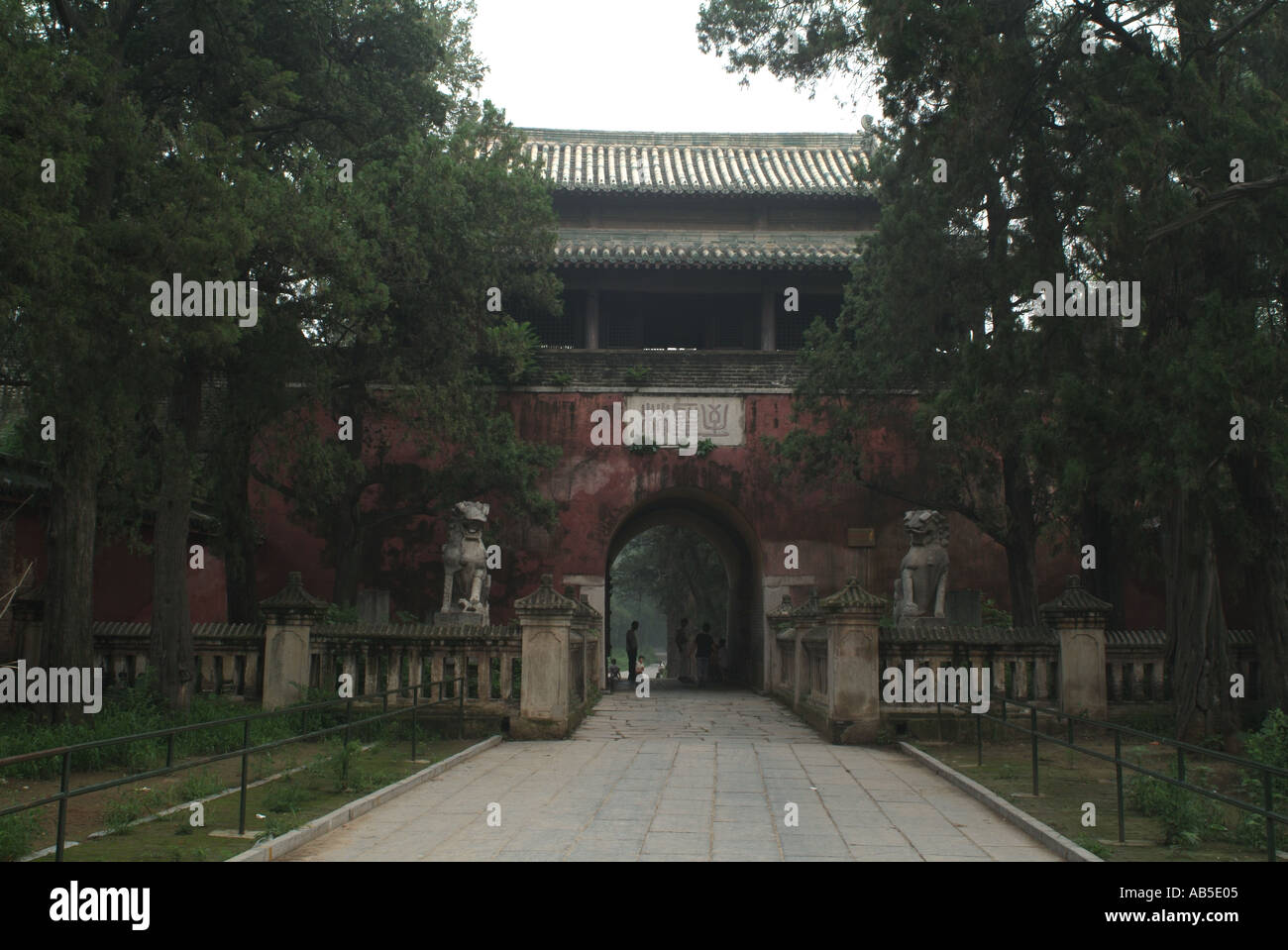 Kongzi statue hi-res stock photography and images - Alamy
