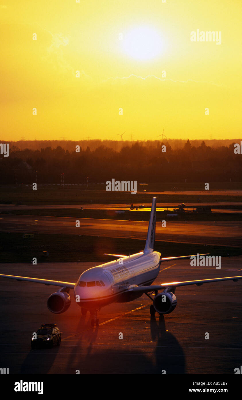 Airport setting hi-res stock photography and images - Alamy