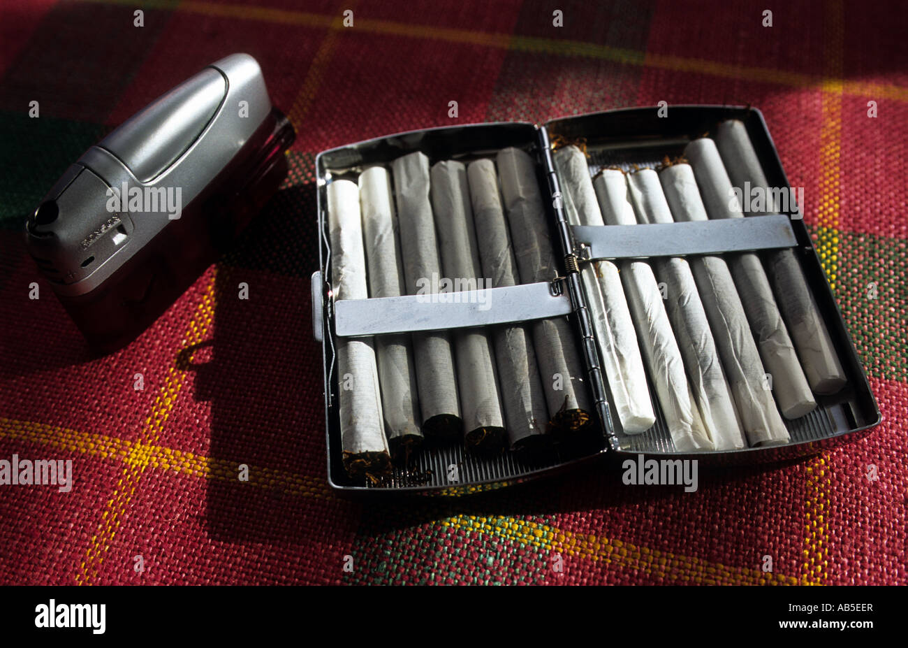 Hand rolled cigarettes Stock Photo - Alamy