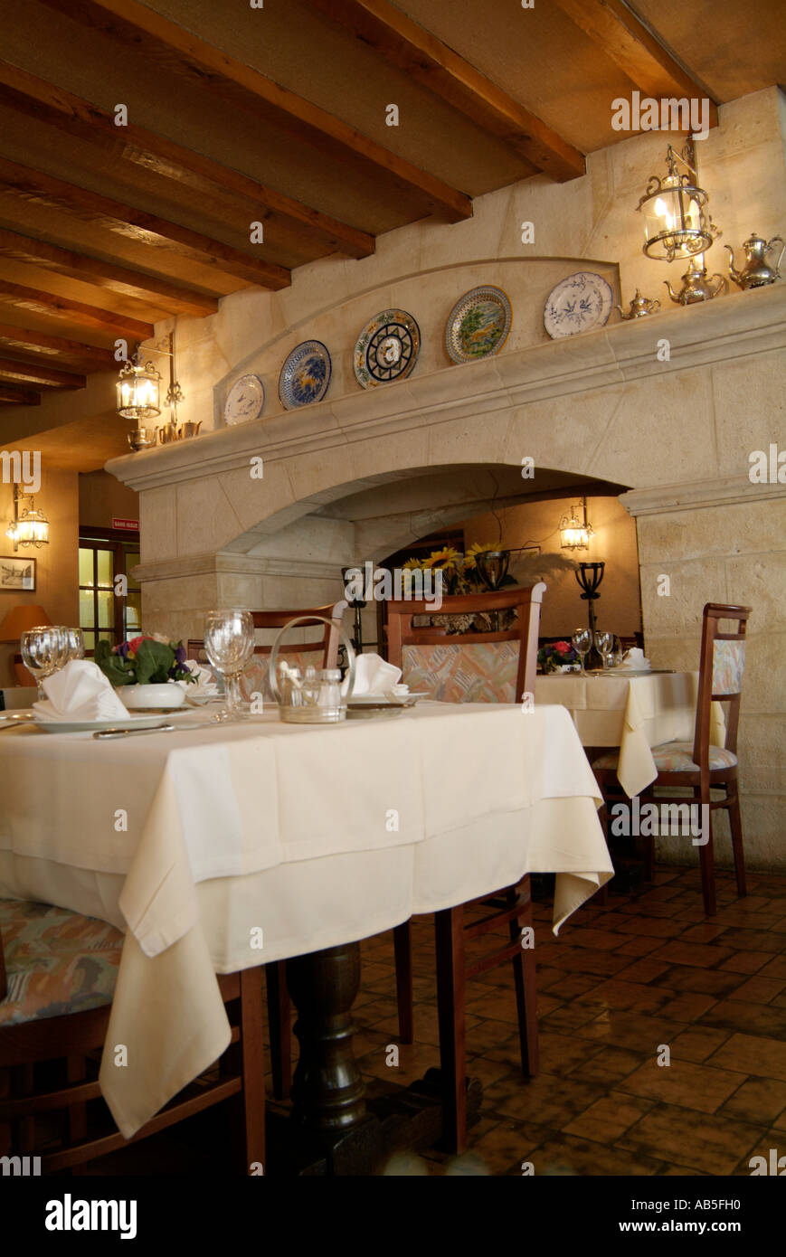 Candlelit dinner restaurant hi-res stock photography and images - Alamy