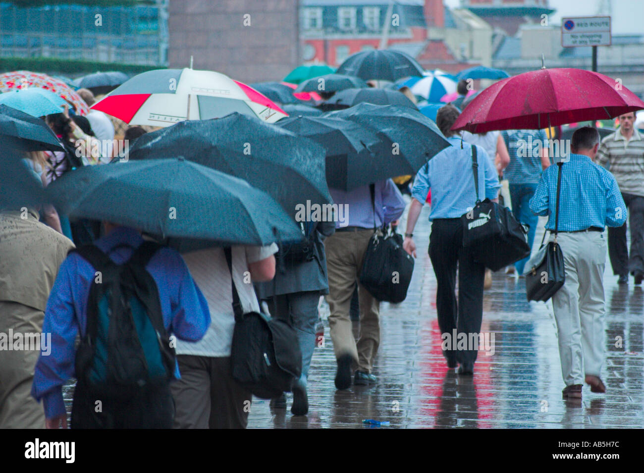 People with umbrellas in the rain hi-res stock photography and images ...